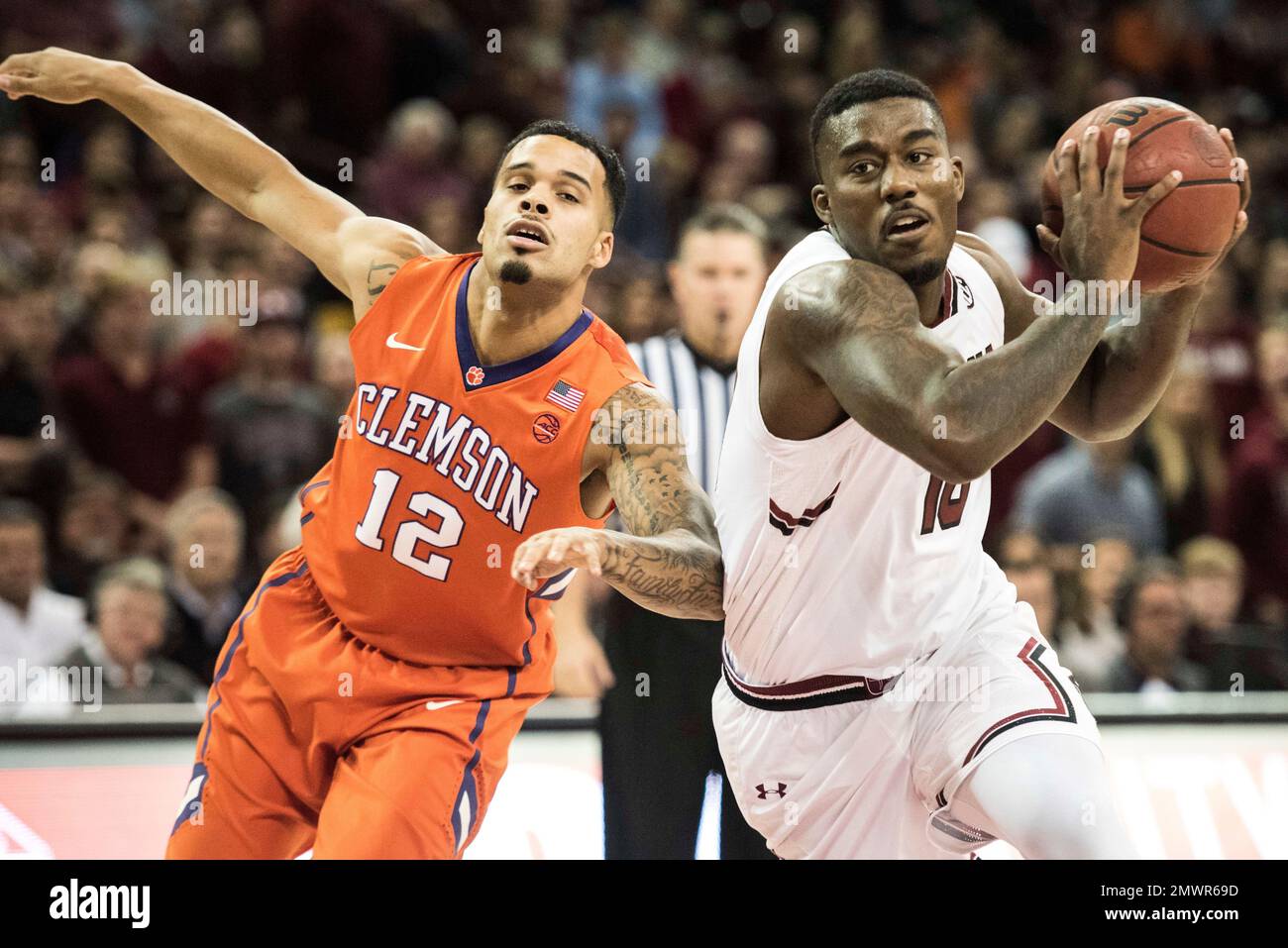 South Carolina guard Duane Notice (10) drives to the hoop against ...