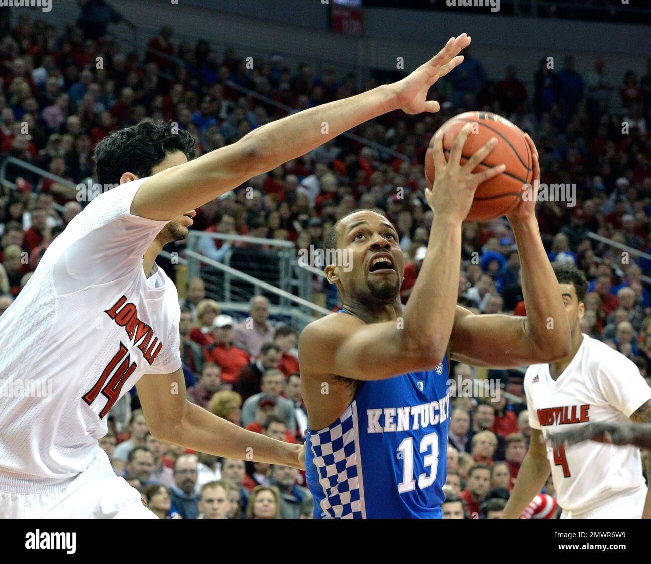 Kentucky's Isaiah Briscoe (13) looks to shoot over the defense of ...