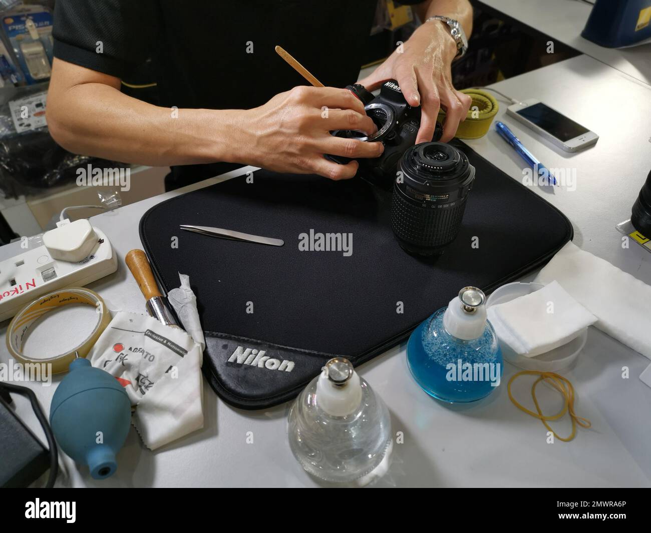 dslr sensor cleaning by professional technician Stock Photo - Alamy