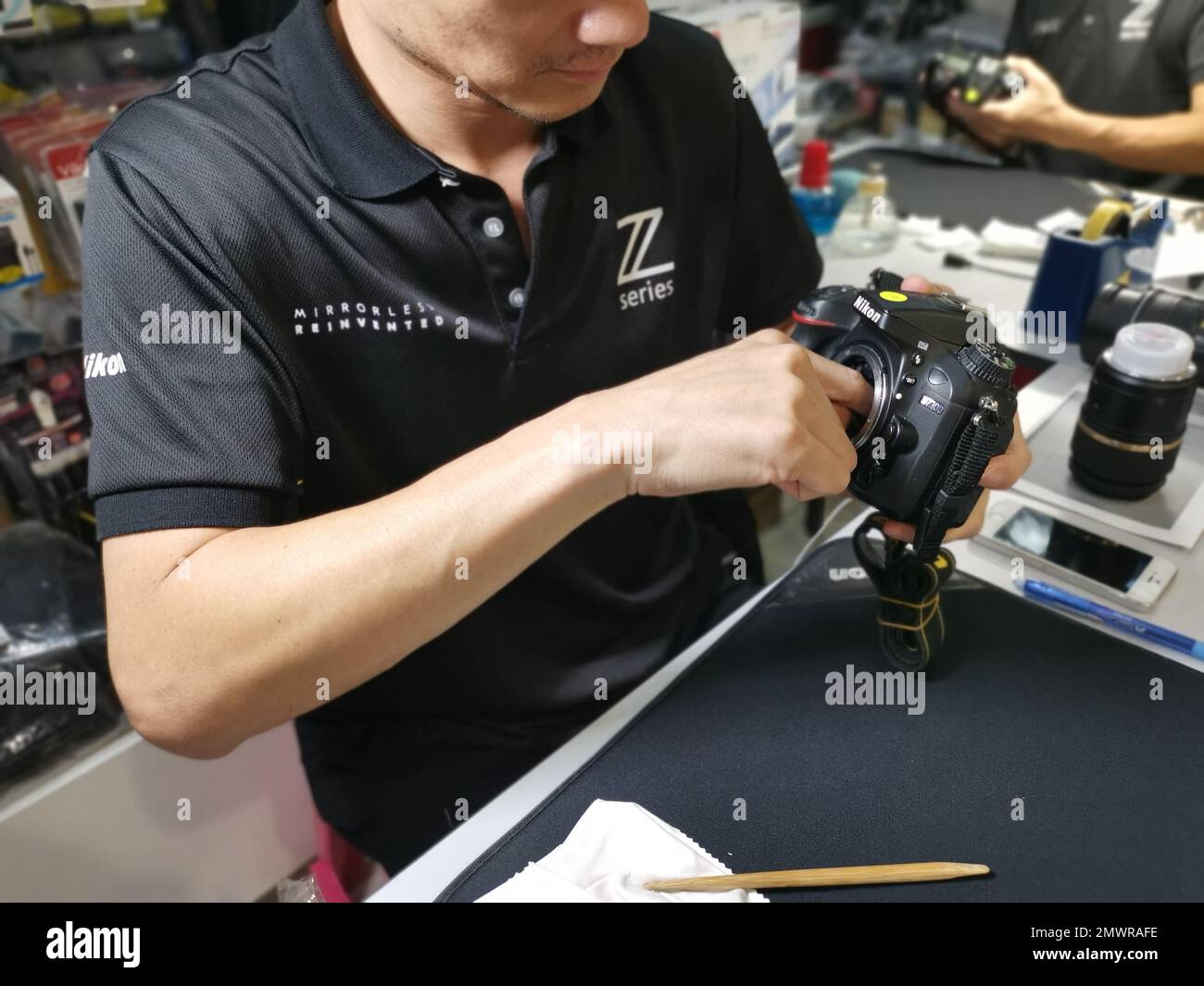dslr sensor cleaning by professional technician Stock Photo - Alamy