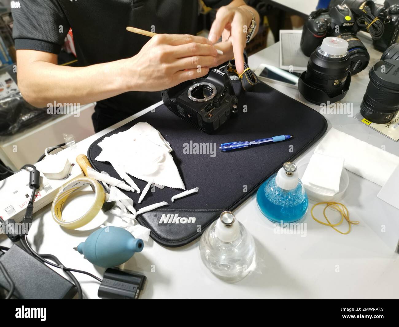 Man cleaning camera sensor hi-res stock photography and images - Alamy