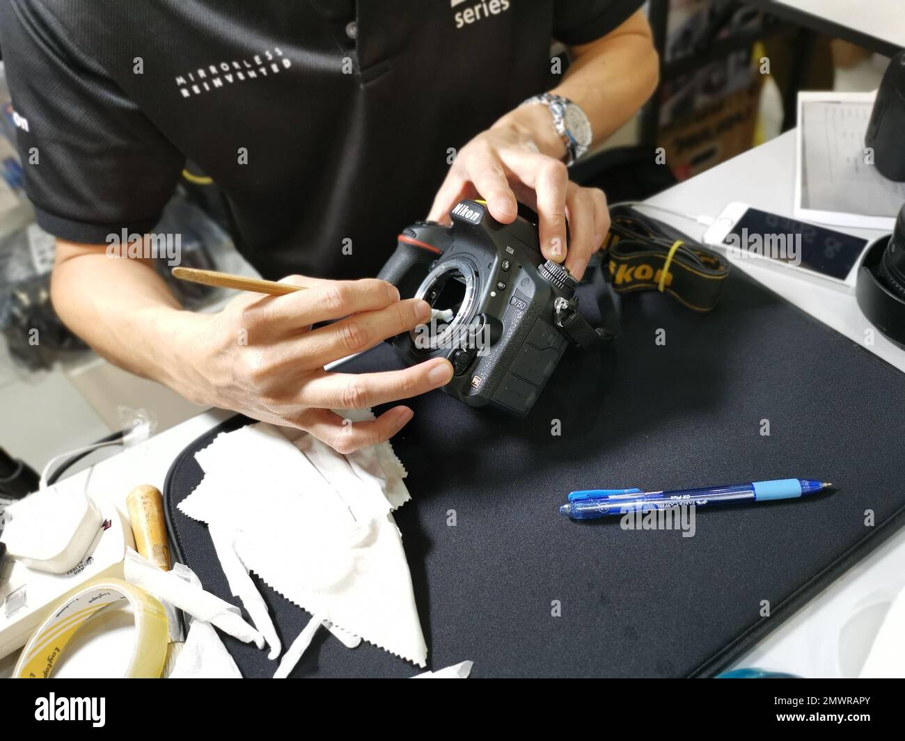 dslr sensor cleaning by professional technician Stock Photo - Alamy