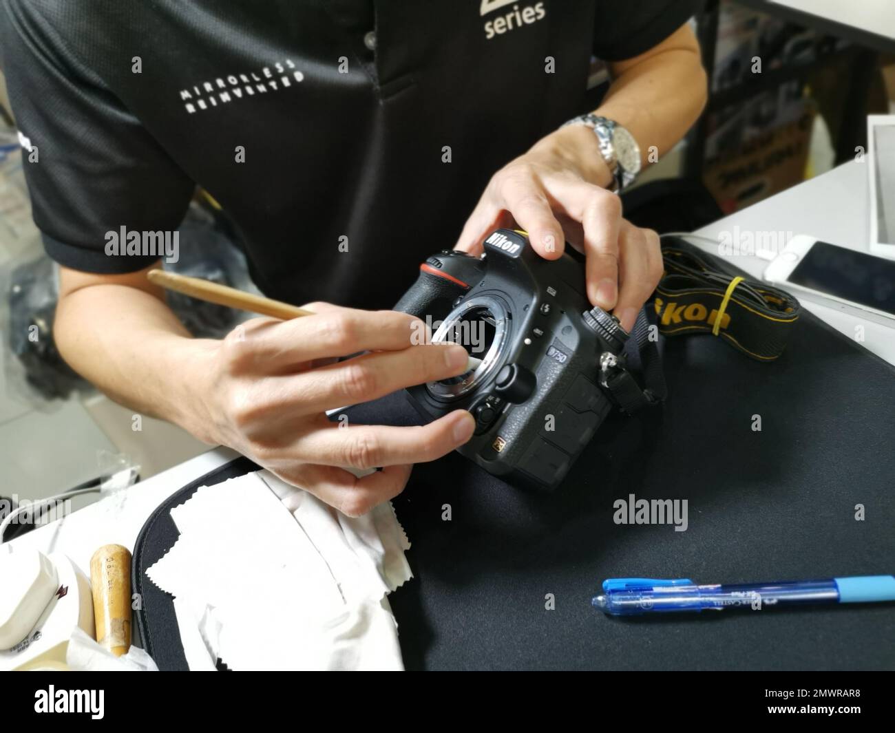 Man cleaning camera sensor hi-res stock photography and images - Alamy