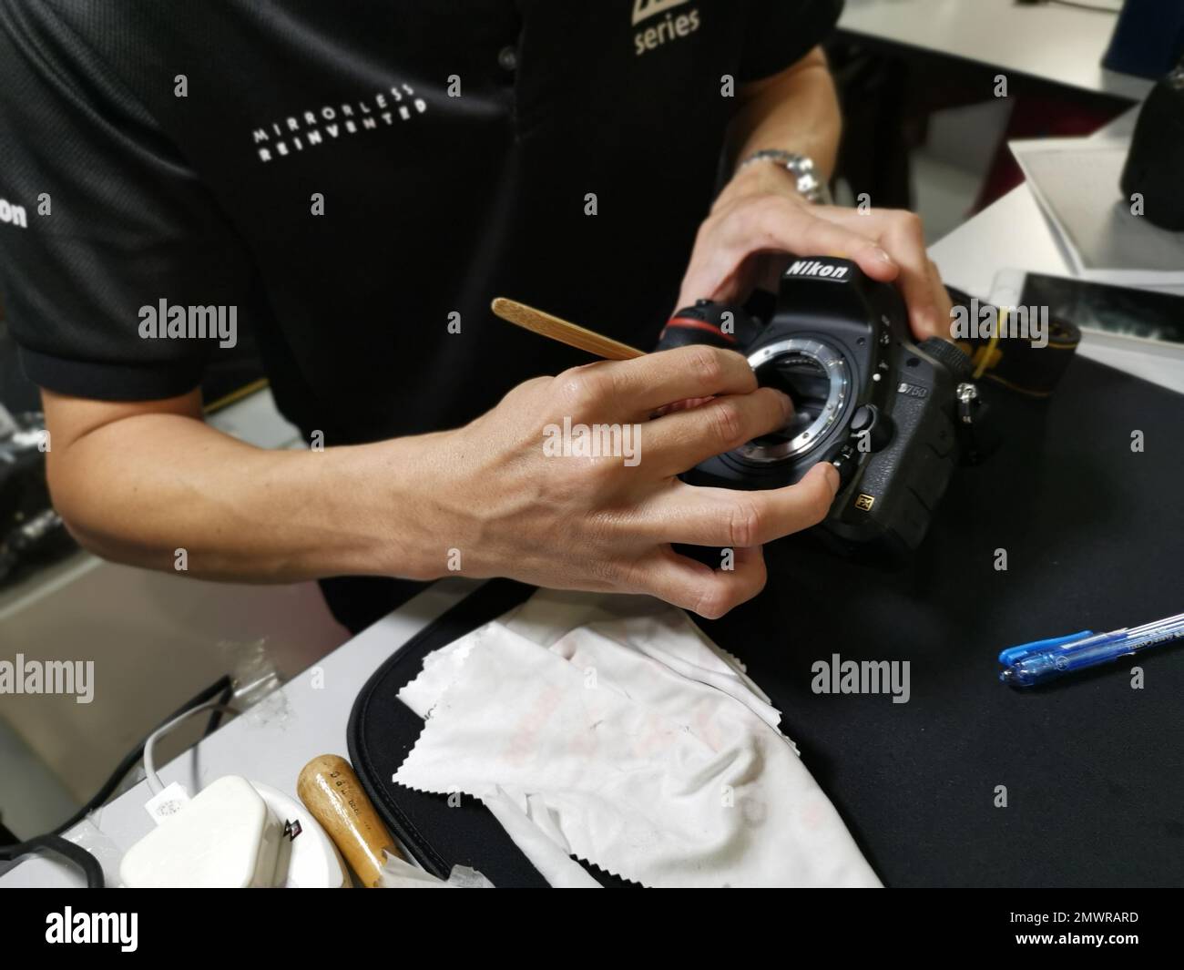Man cleaning sensor hi-res stock photography and images - Alamy