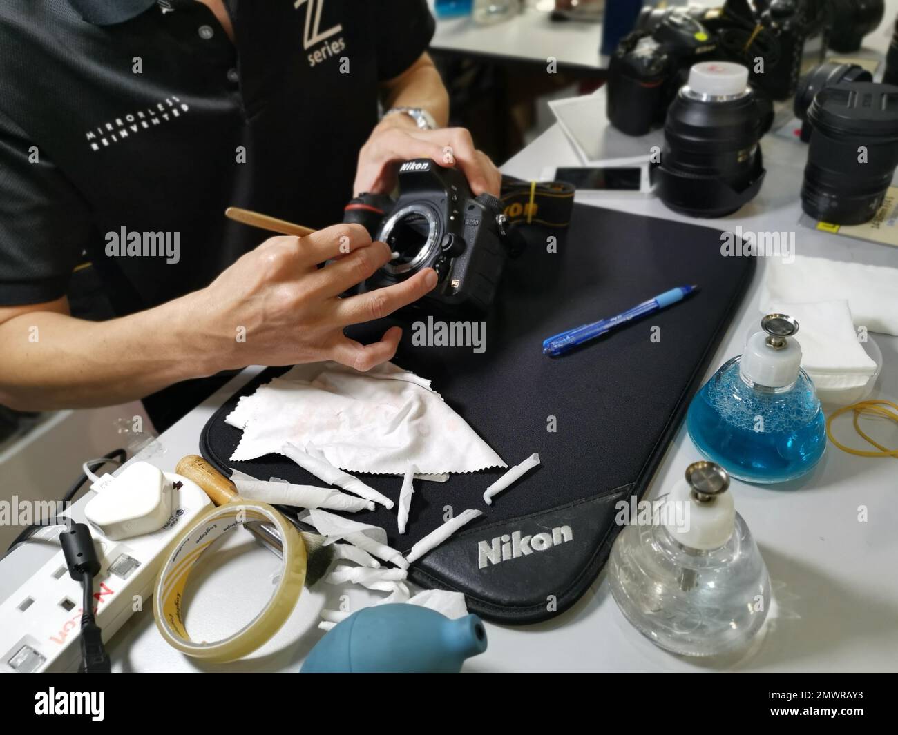 Man cleaning camera sensor hi-res stock photography and images - Alamy