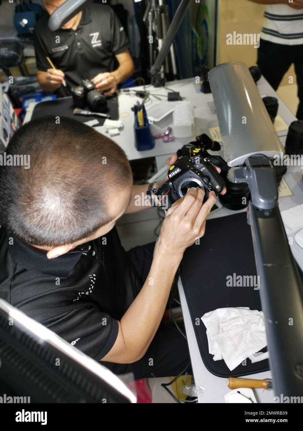 Man cleaning camera sensor hi-res stock photography and images - Alamy