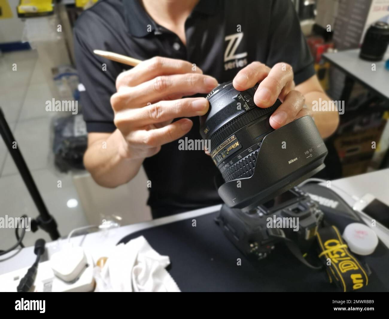 Man cleaning camera sensor hi-res stock photography and images - Alamy