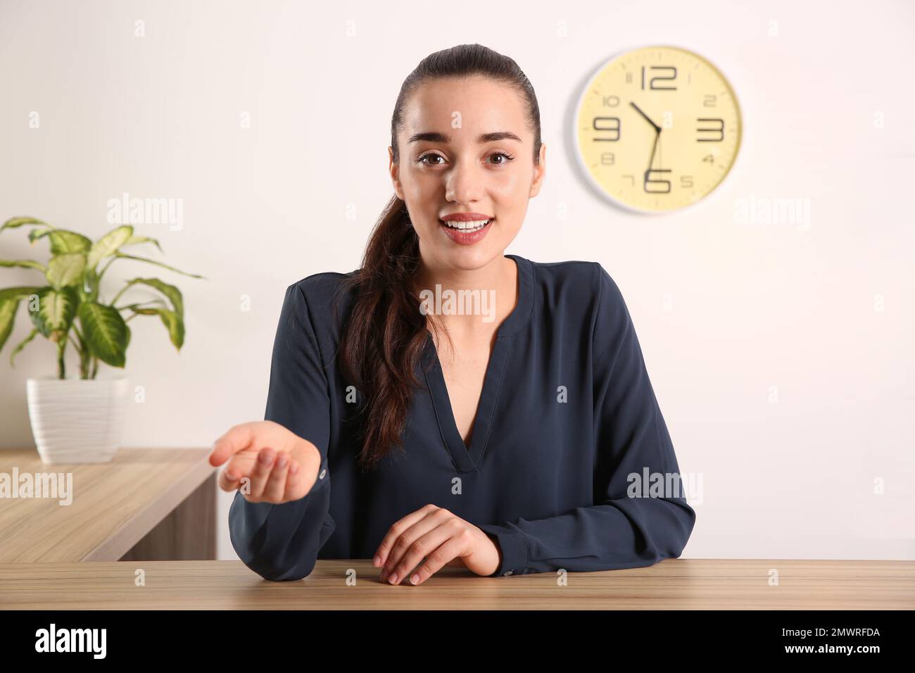 Chat counter hi-res stock photography and images - Alamy