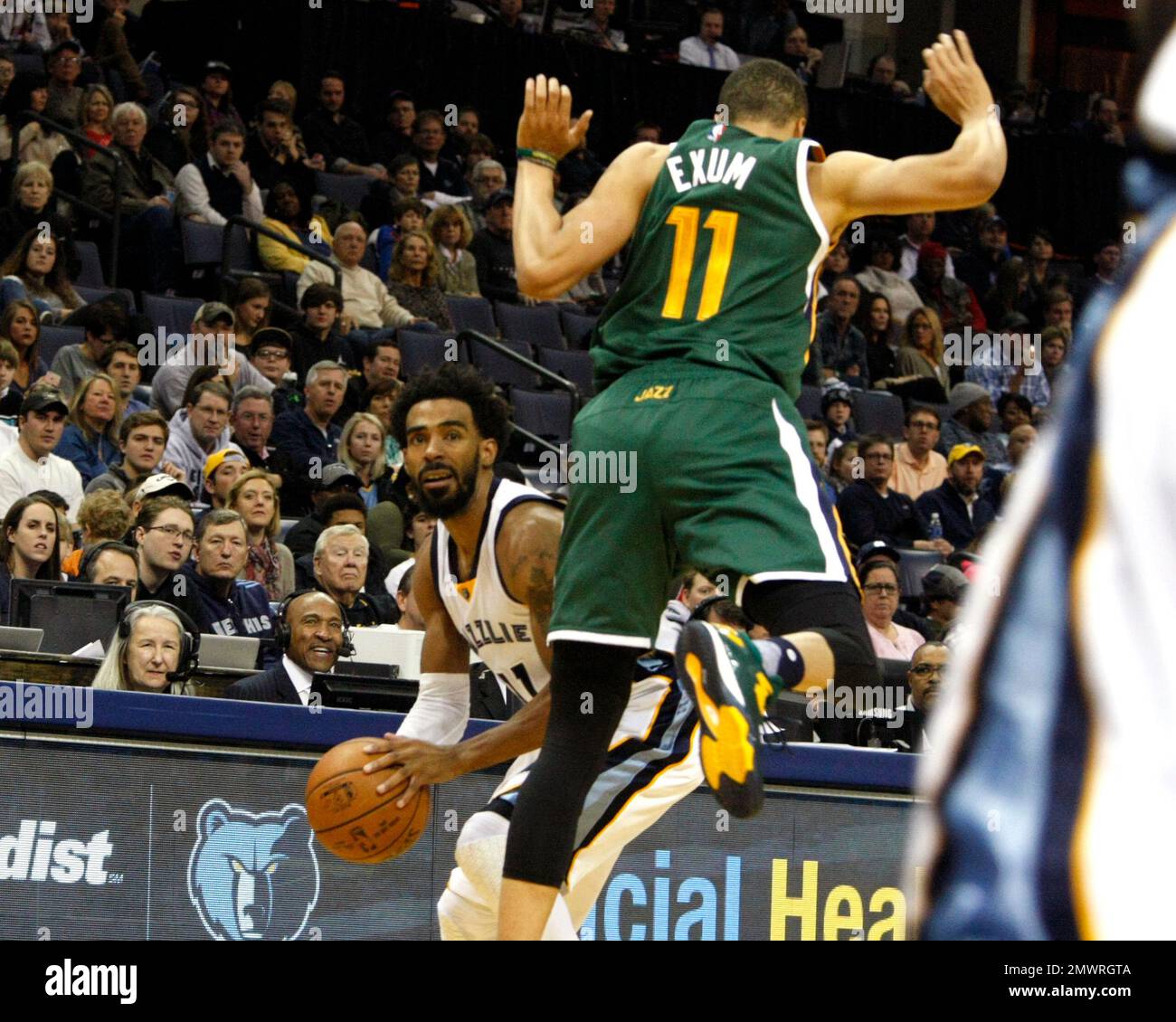 Utah Jazz' Dante Exum (11) tried to block a shot by Memphis Grizzlies ...