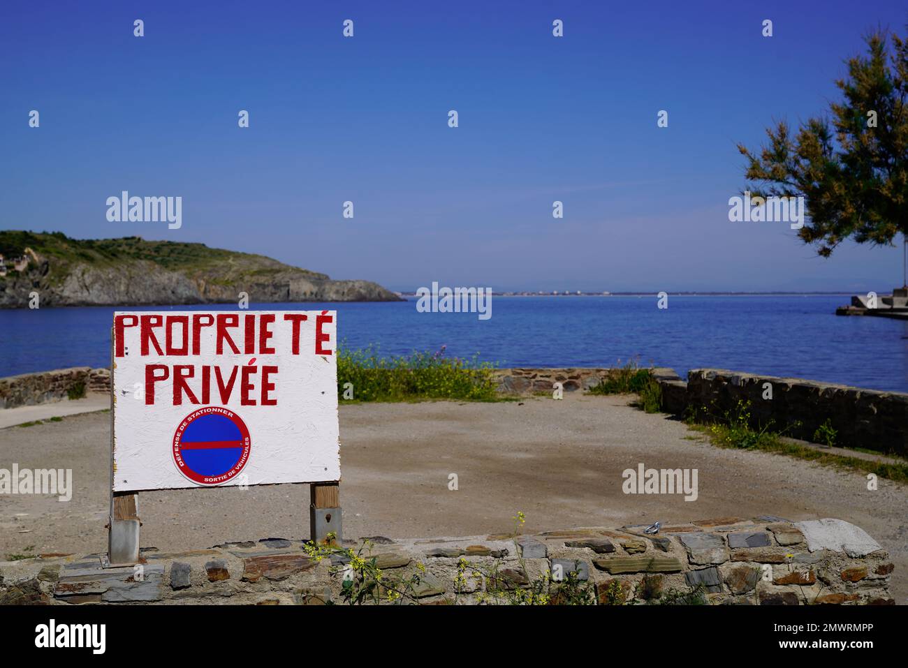 propriete privee stationnement interdit means in french No parking in ...