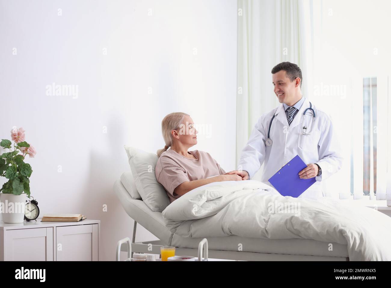 Doctor visiting his patient in hospital ward Stock Photo - Alamy