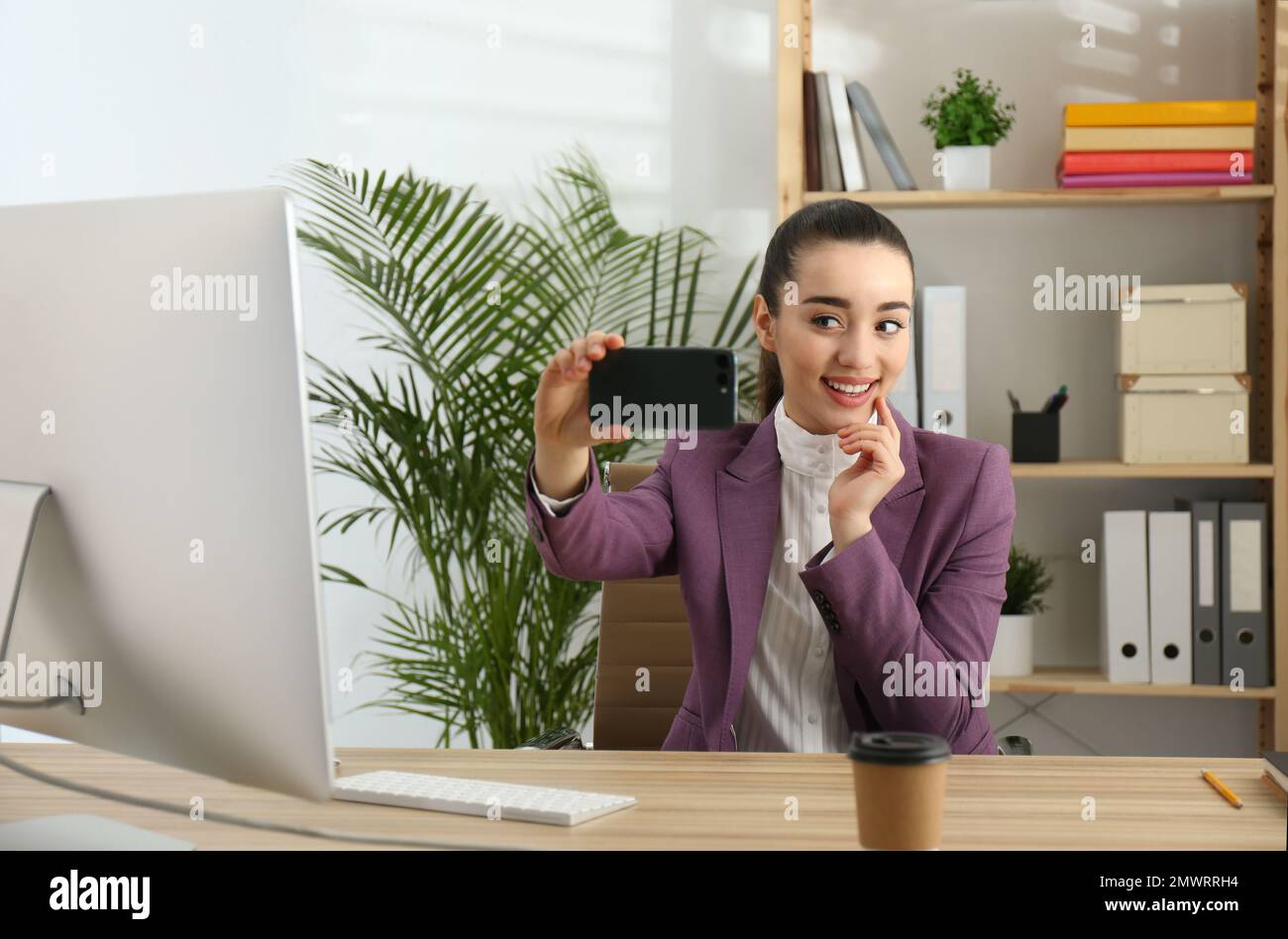 Employee portrait photography office hi-res stock photography and ...