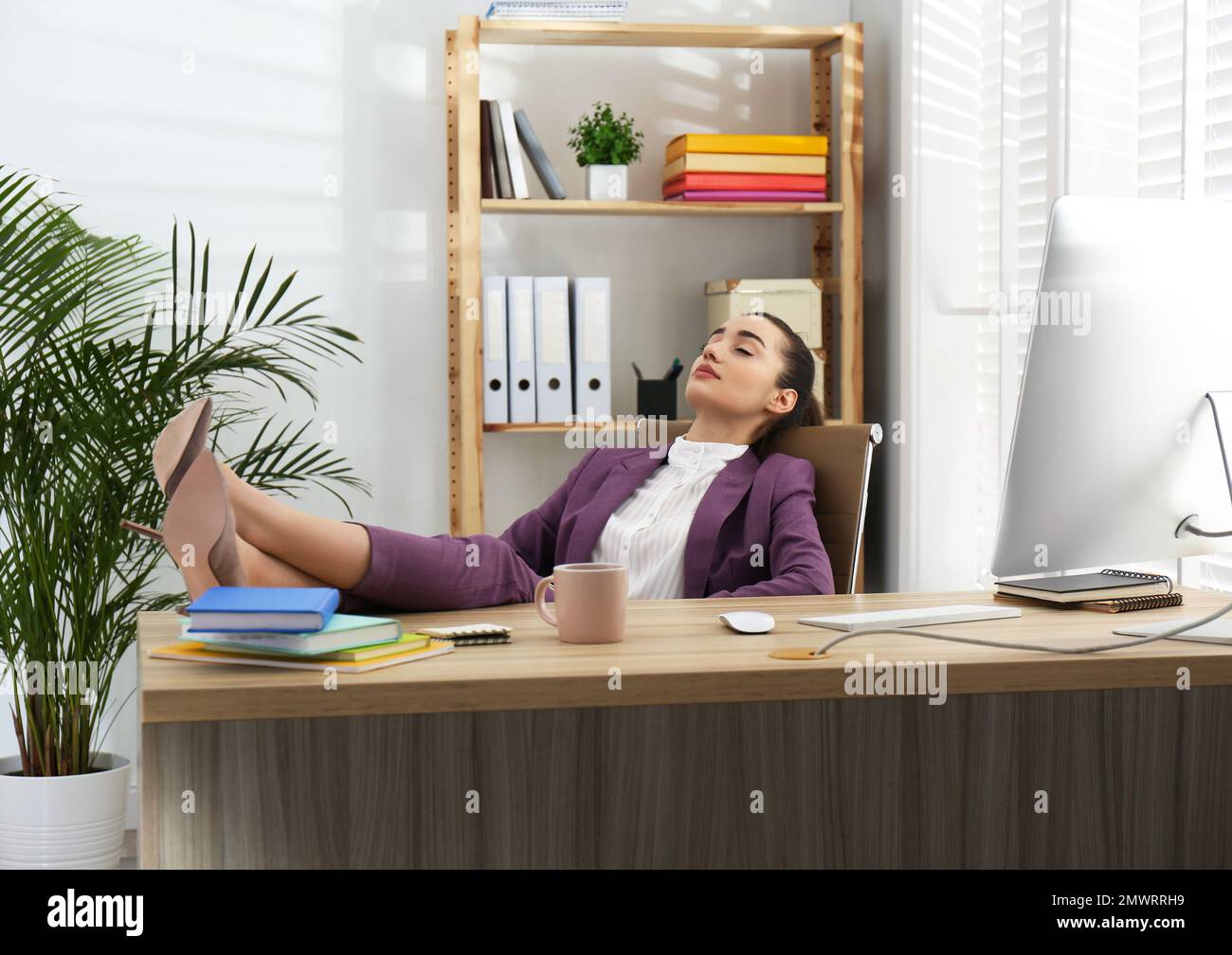 Sleeping employee hi-res stock photography and images - Alamy