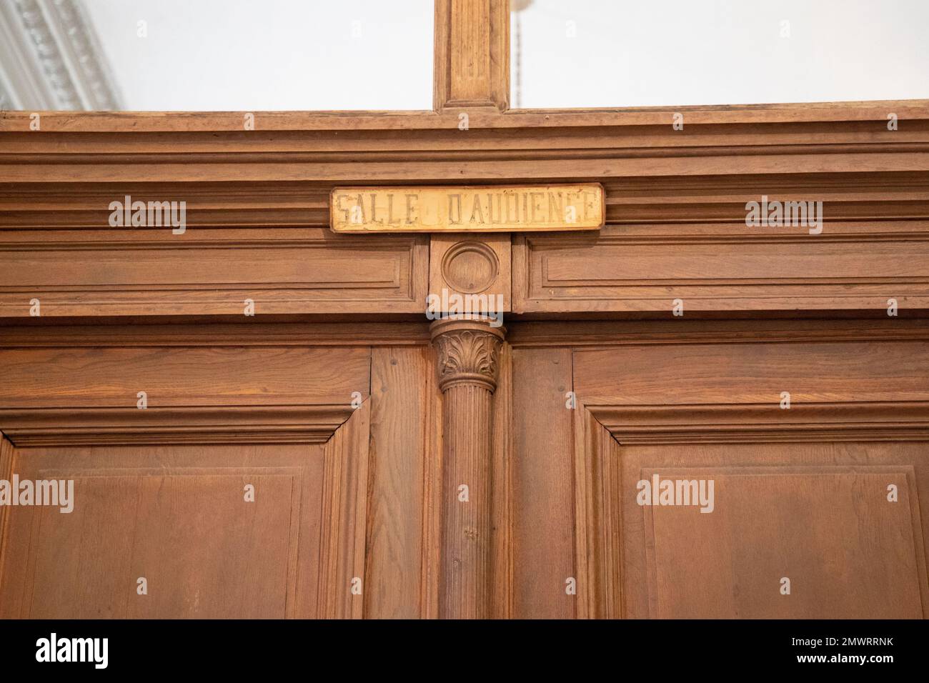 salle d'audience text on ancient wall facade building means in french ...