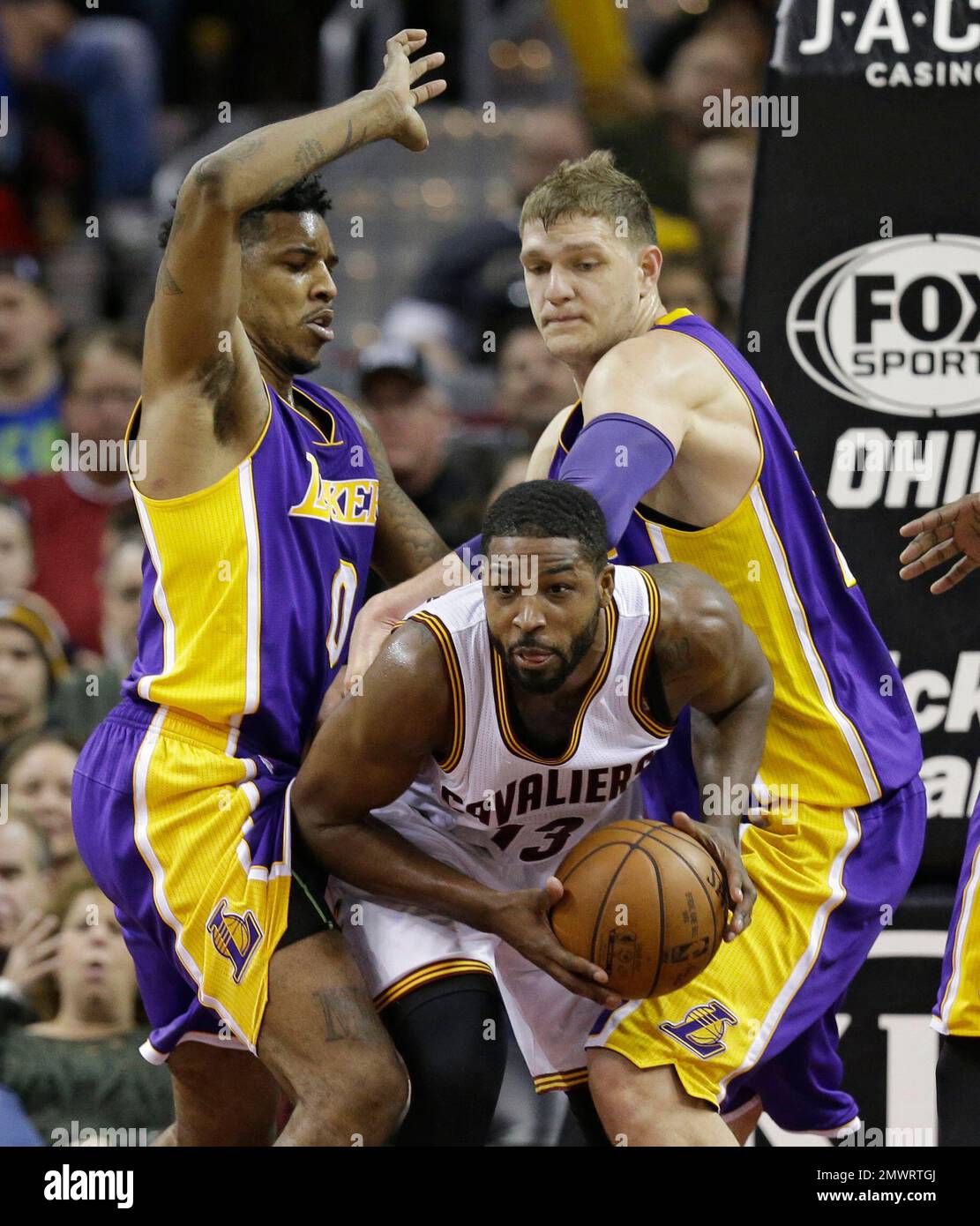 Cleveland Cavaliers' Tristan Thompson, center, drives between Los ...