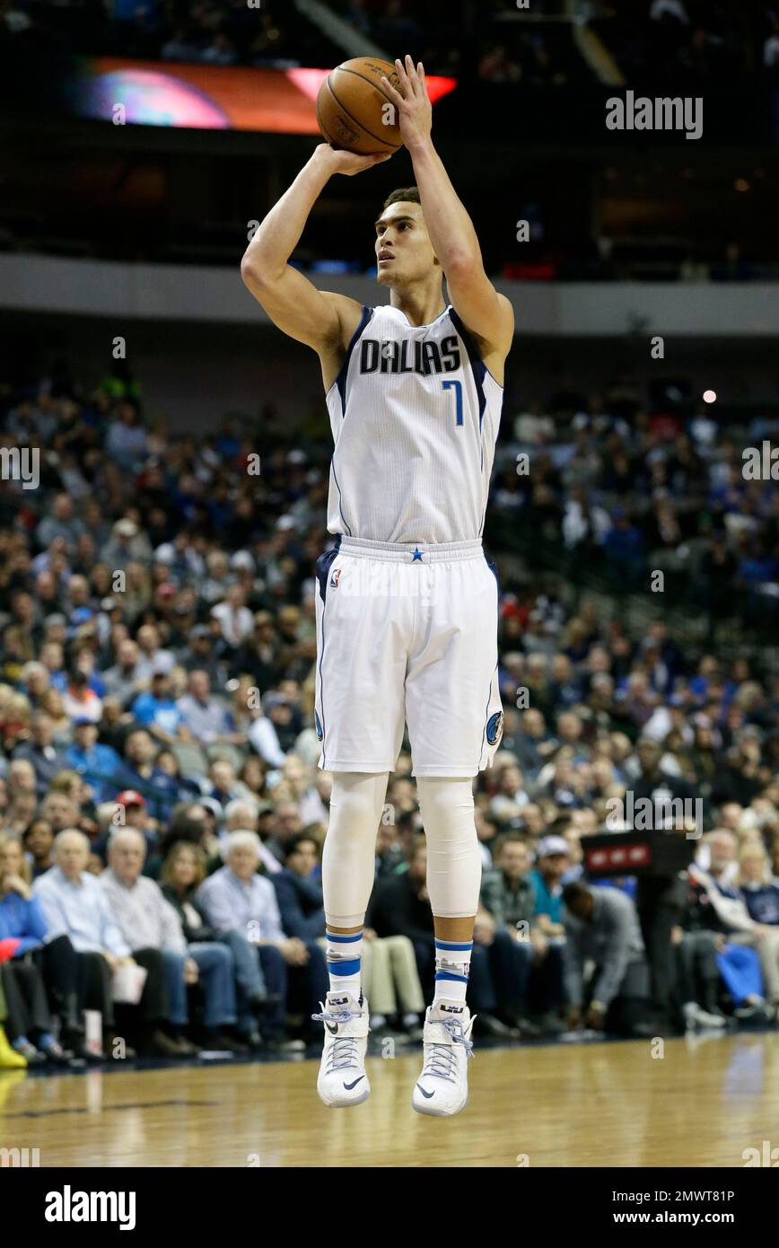 Dallas Mavericks forward Dwight Powell (7) shoots during the second ...