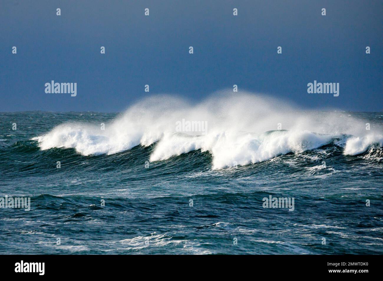 Welle bricht hi-res stock photography and images - Alamy