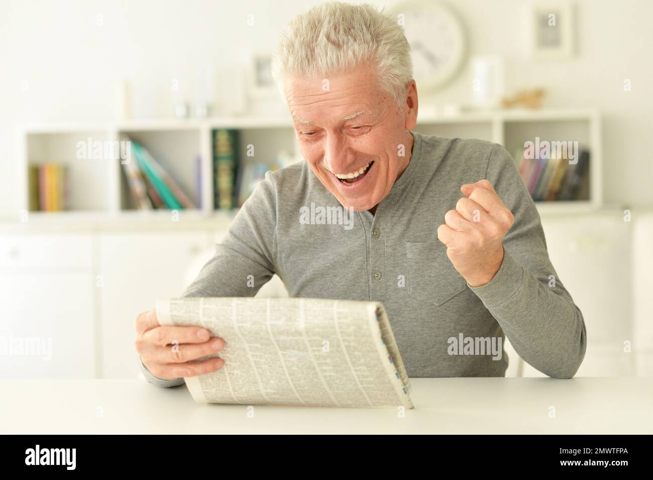 senior man reading newspaper Stock Photo - Alamy