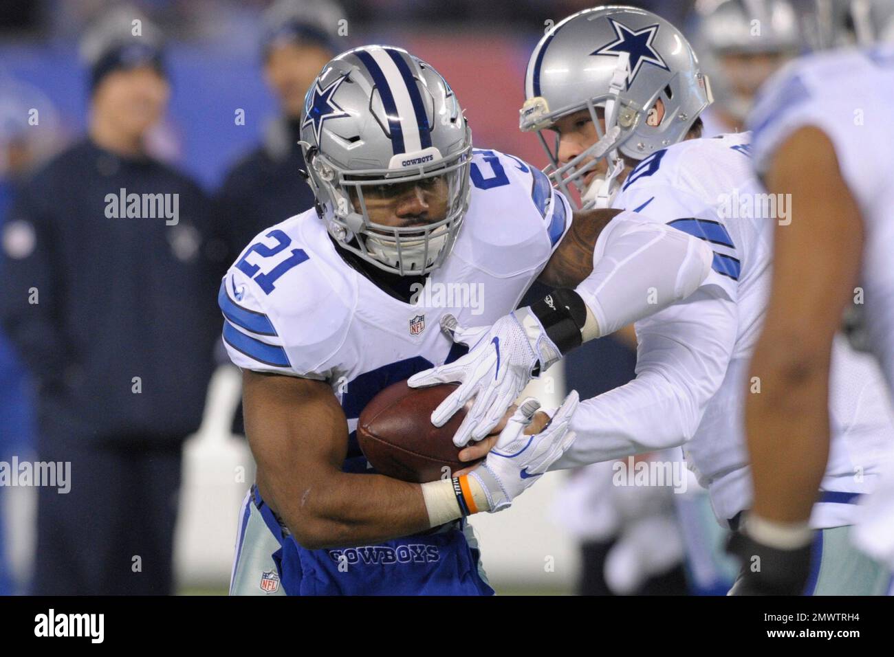 Dallas Cowboys quarterback Tony Romo, right, hands the ball to Ezekiel ...