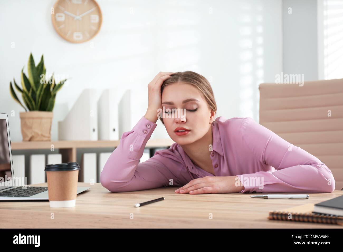 Lazy office worker hi-res stock photography and images - Alamy