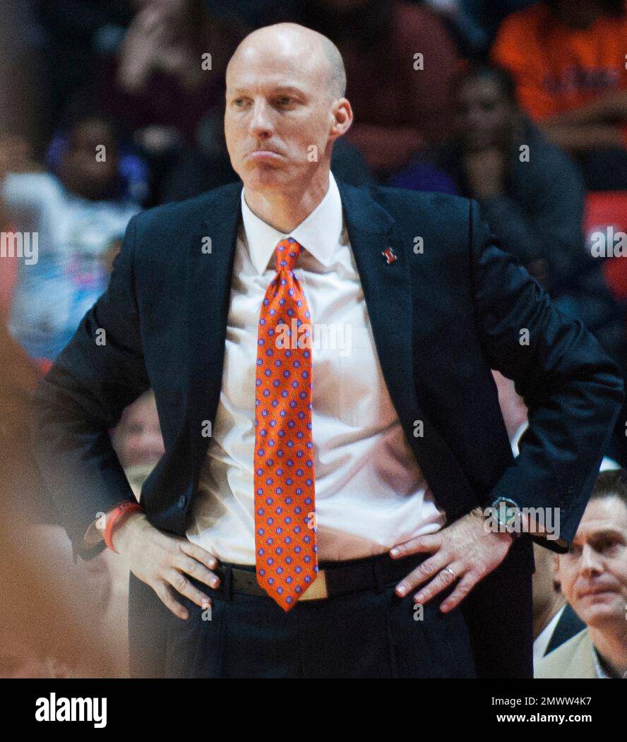 Illinois' head coach, John Groce, during the second half of their NCAA ...
