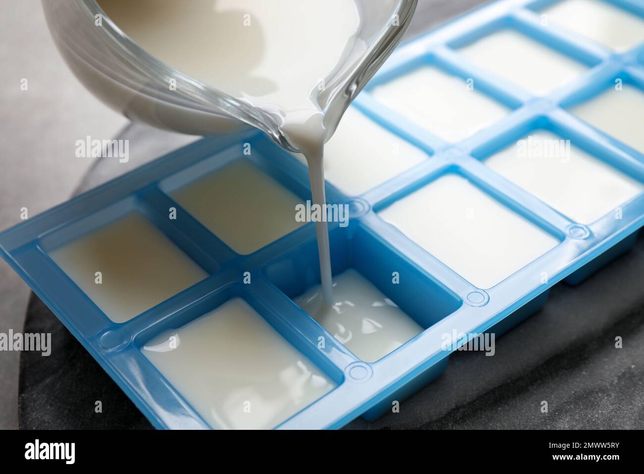 Ice cube tray hi-res stock photography and images - Alamy