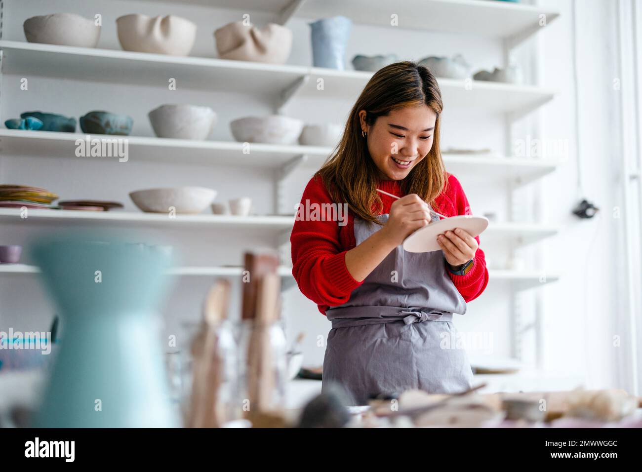Pottery studio young hi-res stock photography and images - Alamy