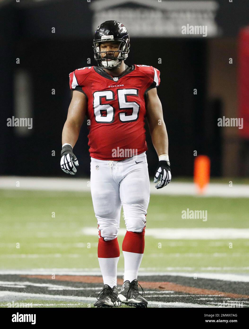 Atlanta Falcons offensive guard Chris Chester (65) walks to huddle ...