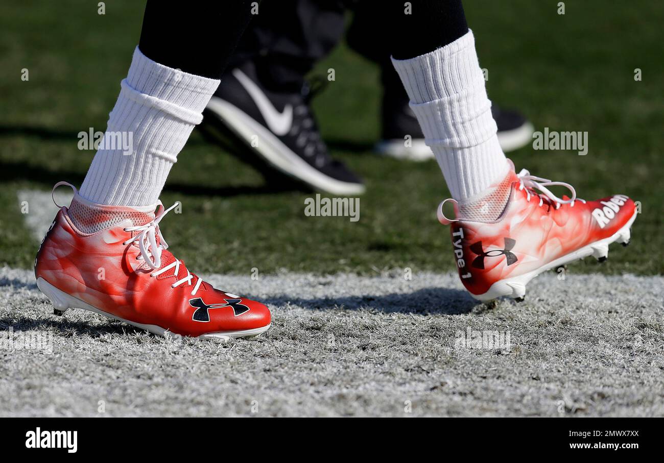 Oakland Raiders wide receiver Seth Roberts wears custom cleats before ...