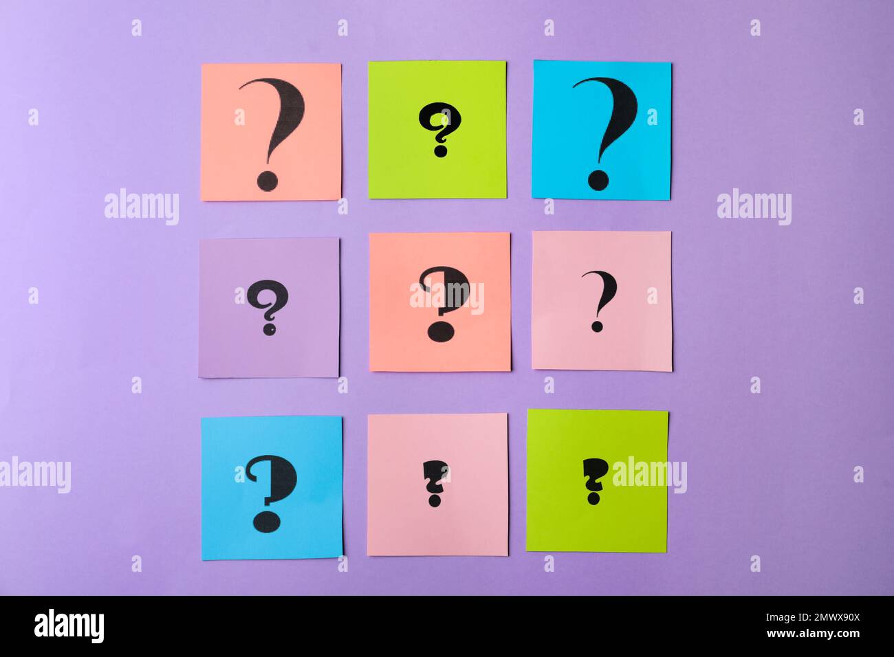 Paper cards with question marks on violet background, flat lay Stock ...