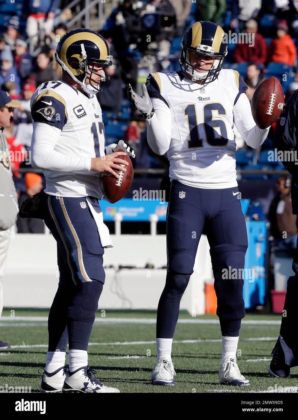Los Angeles Rams quarterbacks Case Keenum, left, Jared Goff (16) warm ...