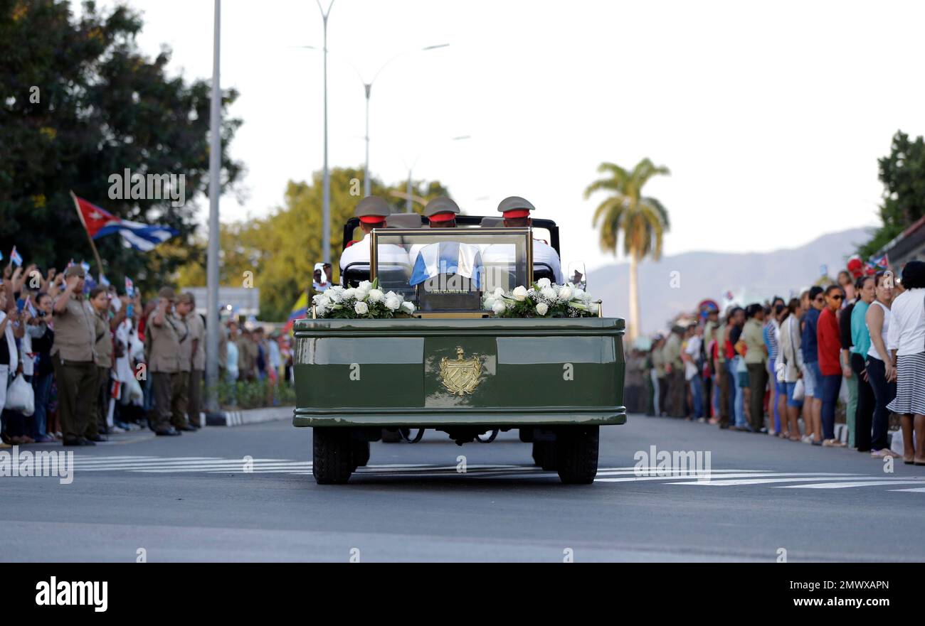 The ashes of Fidel Castro leave the Antonio Maceo plaza for its burial ...