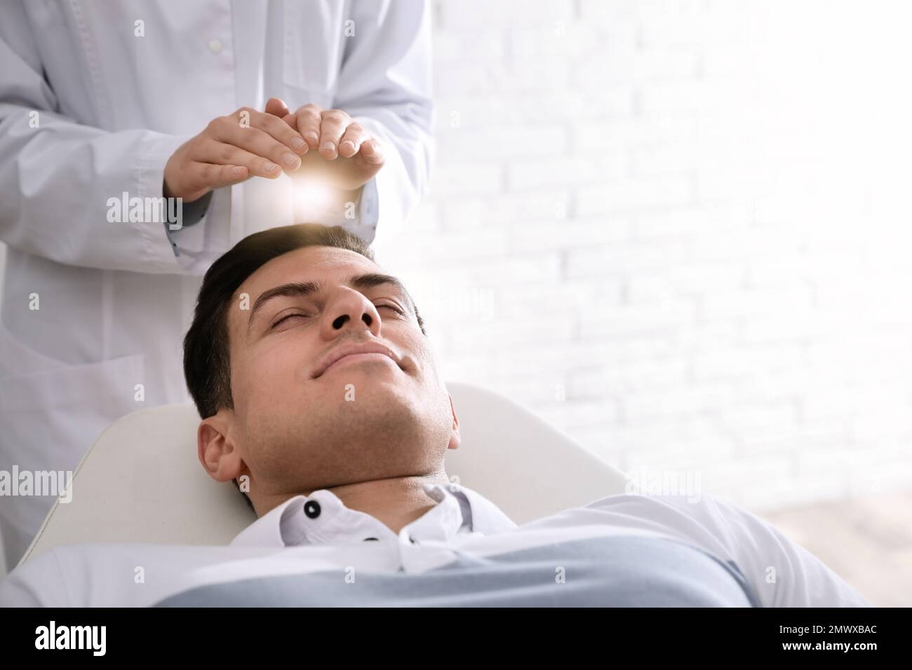 Hypnotist hypnotizing woman hi-res stock photography and images - Alamy