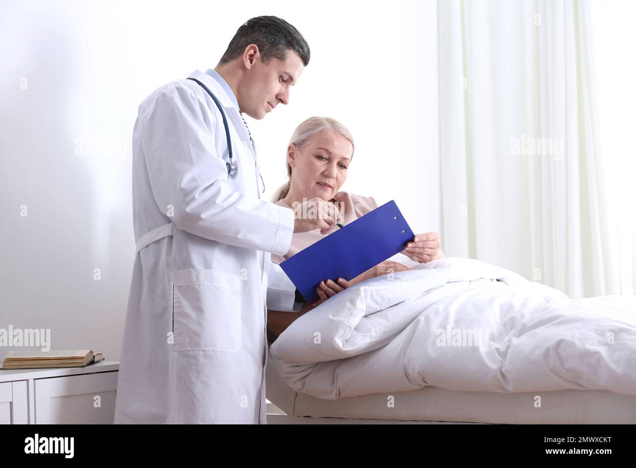 Doctor visiting his patient in hospital ward Stock Photo - Alamy