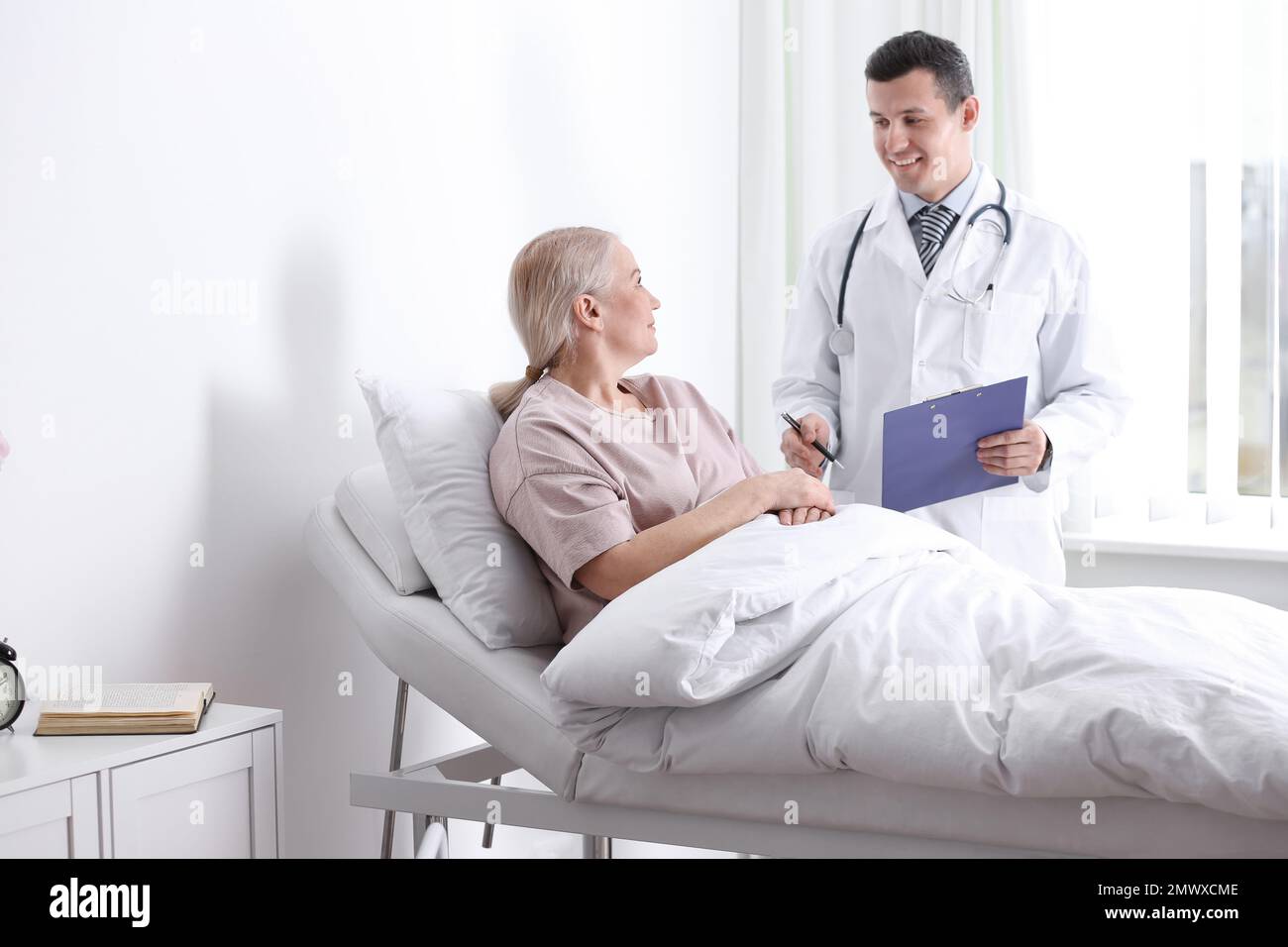 Doctor visiting his patient in hospital ward Stock Photo - Alamy