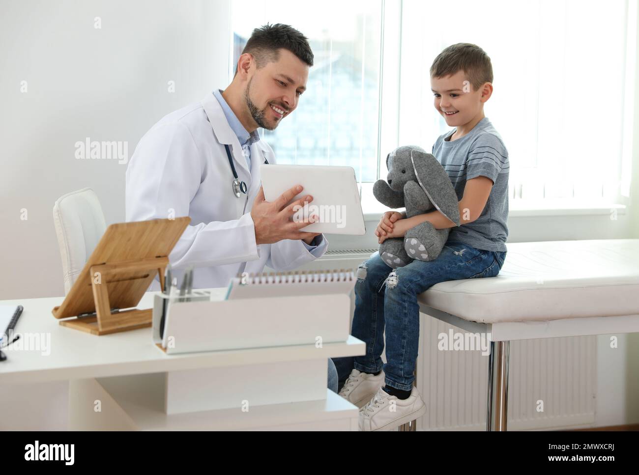 Children's doctor working with little patient in clinic Stock Photo - Alamy