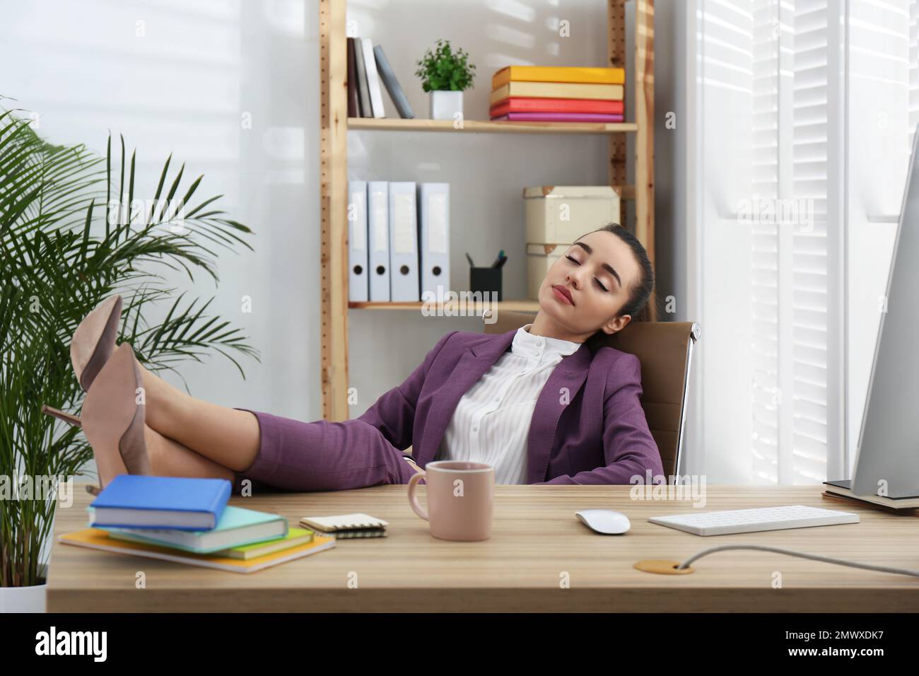 Sleeping employee hi-res stock photography and images - Alamy