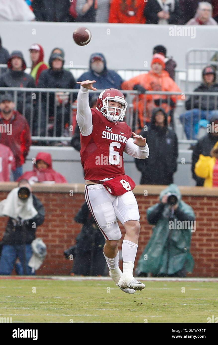 Oklahoma quarterback Baker Mayfield (6) passes against Oklahoma State during the first half of ...