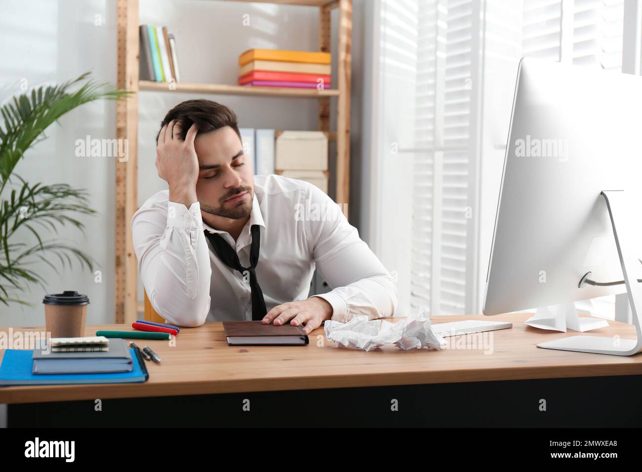 Employee sleeping hi-res stock photography and images - Alamy