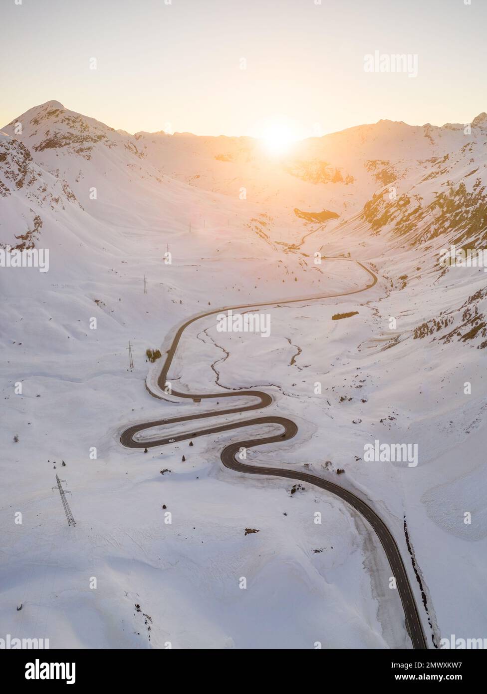 Bend in snake pass road hi-res stock photography and images - Alamy