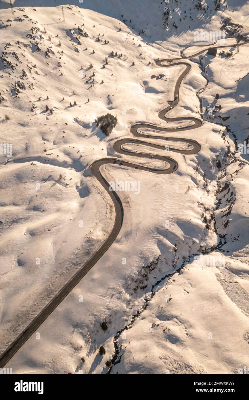 Bend in snake pass road hi-res stock photography and images - Alamy