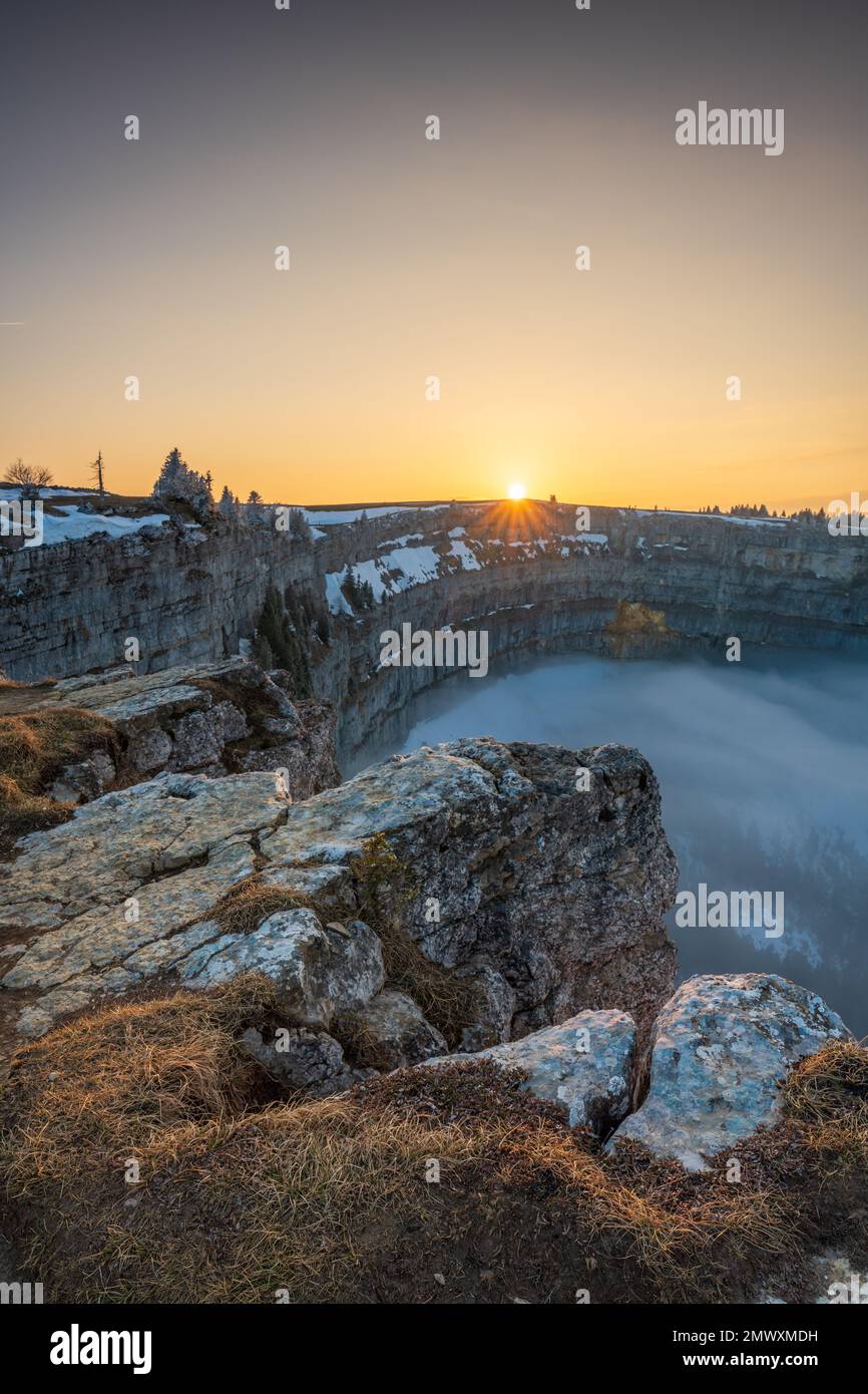 Bench on cliff sunset hi-res stock photography and images - Alamy