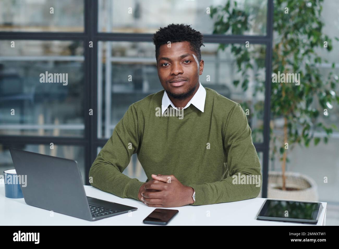 African manager sitting workplace hi-res stock photography and images ...
