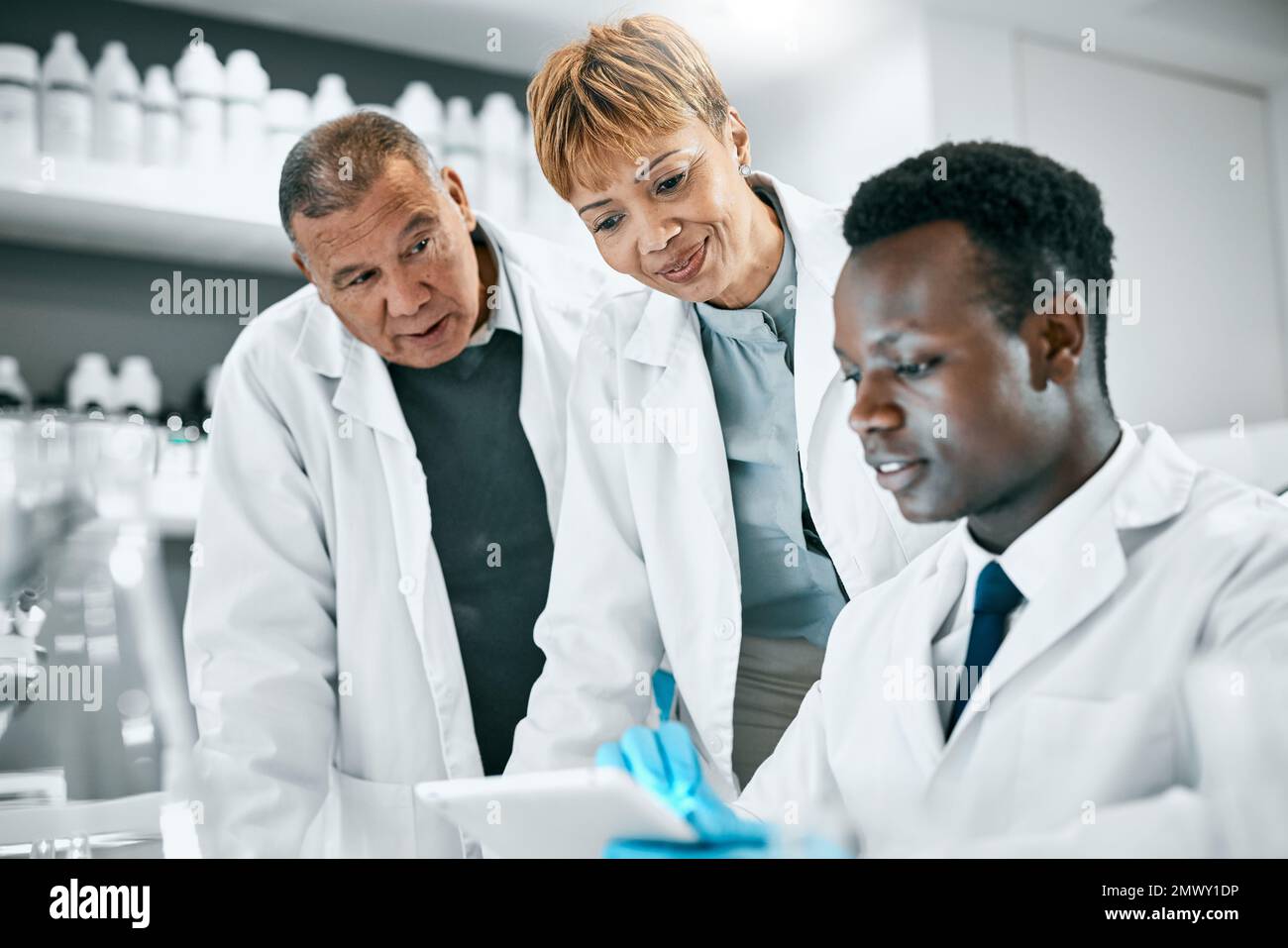 Innovation teamwork cancer research hi-res stock photography and images ...