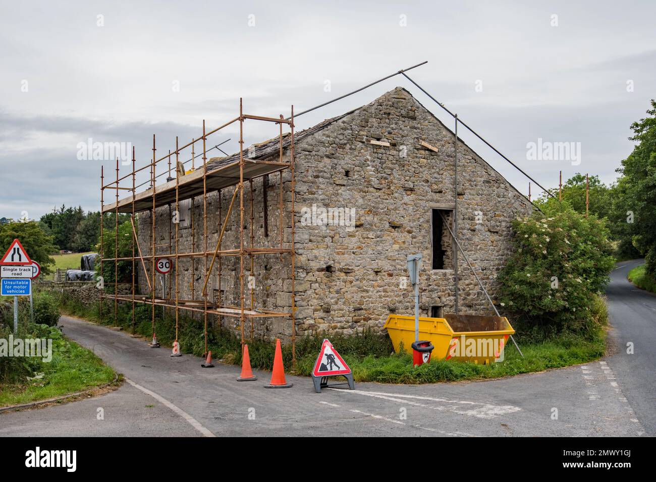 Yorkshire barn roof repairs hi-res stock photography and images - Alamy