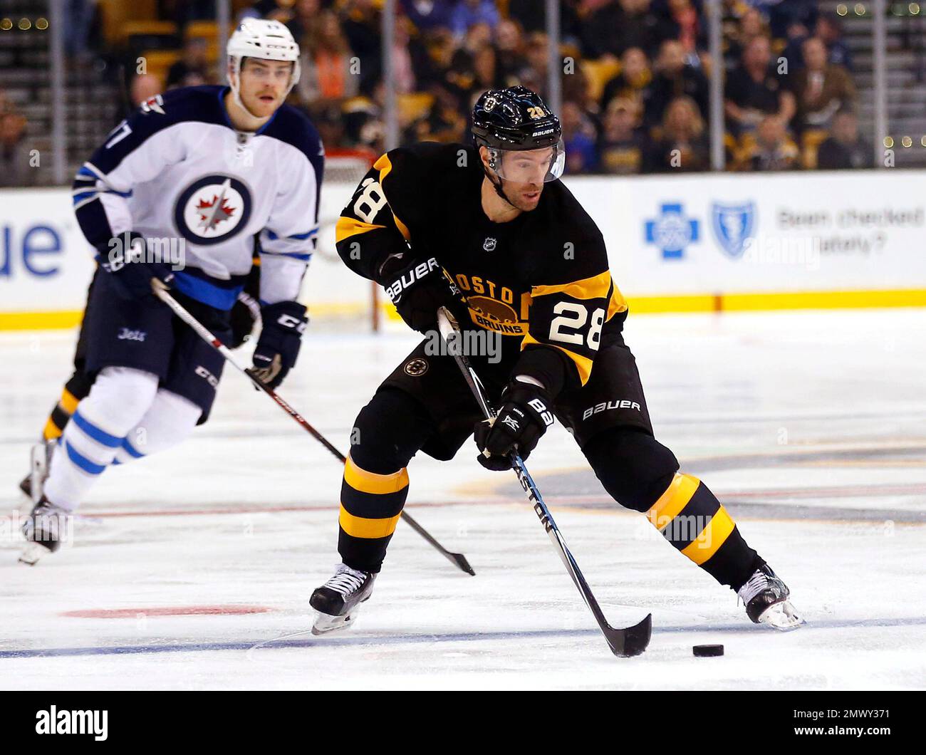Boston Bruins' Dominic Moore (28) looks to pass the puck against the ...