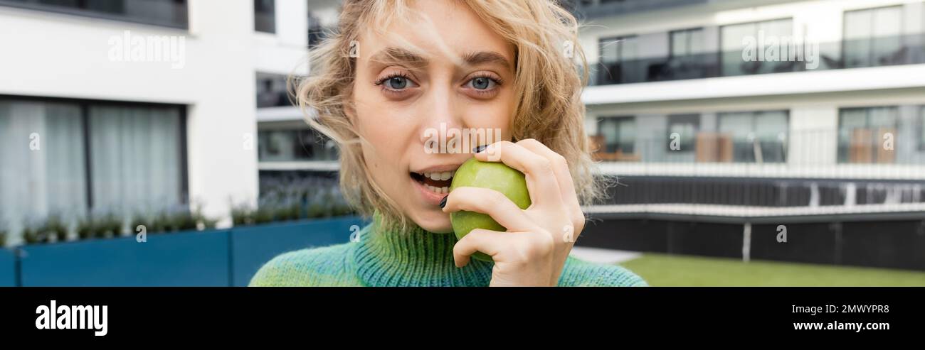 Apple building banner hi-res stock photography and images - Alamy