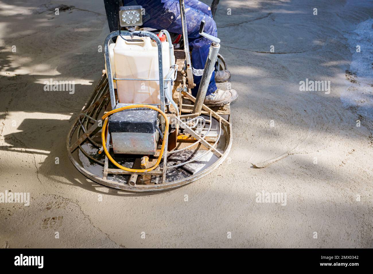 Worker leveling wet concrete hi-res stock photography and images - Alamy