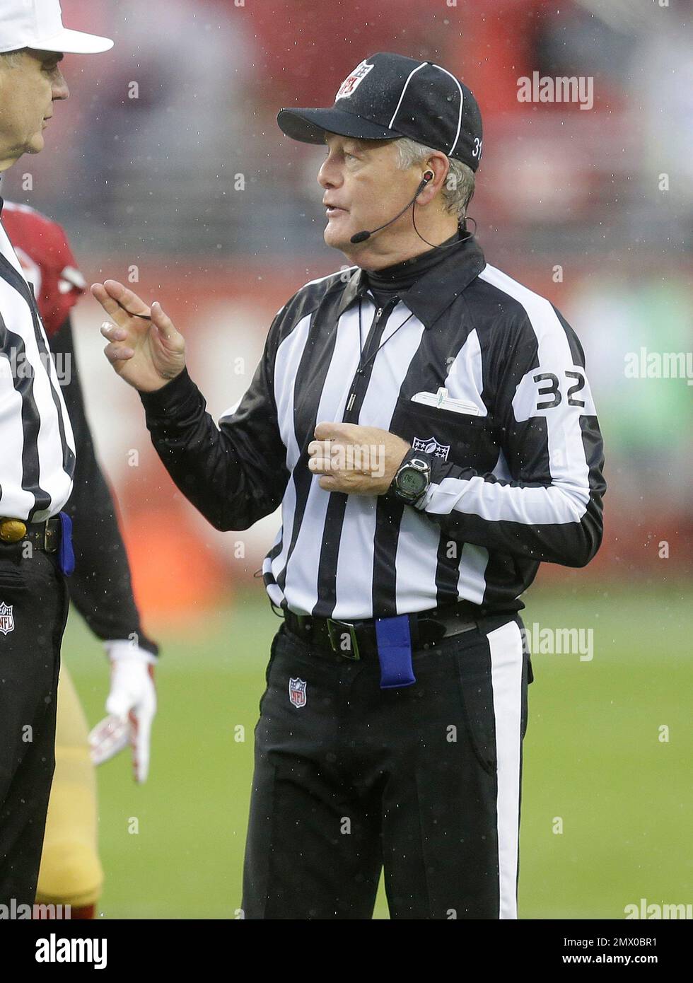 NFL head linesman Jeff Bergman (32) during the second half of an NFL ...