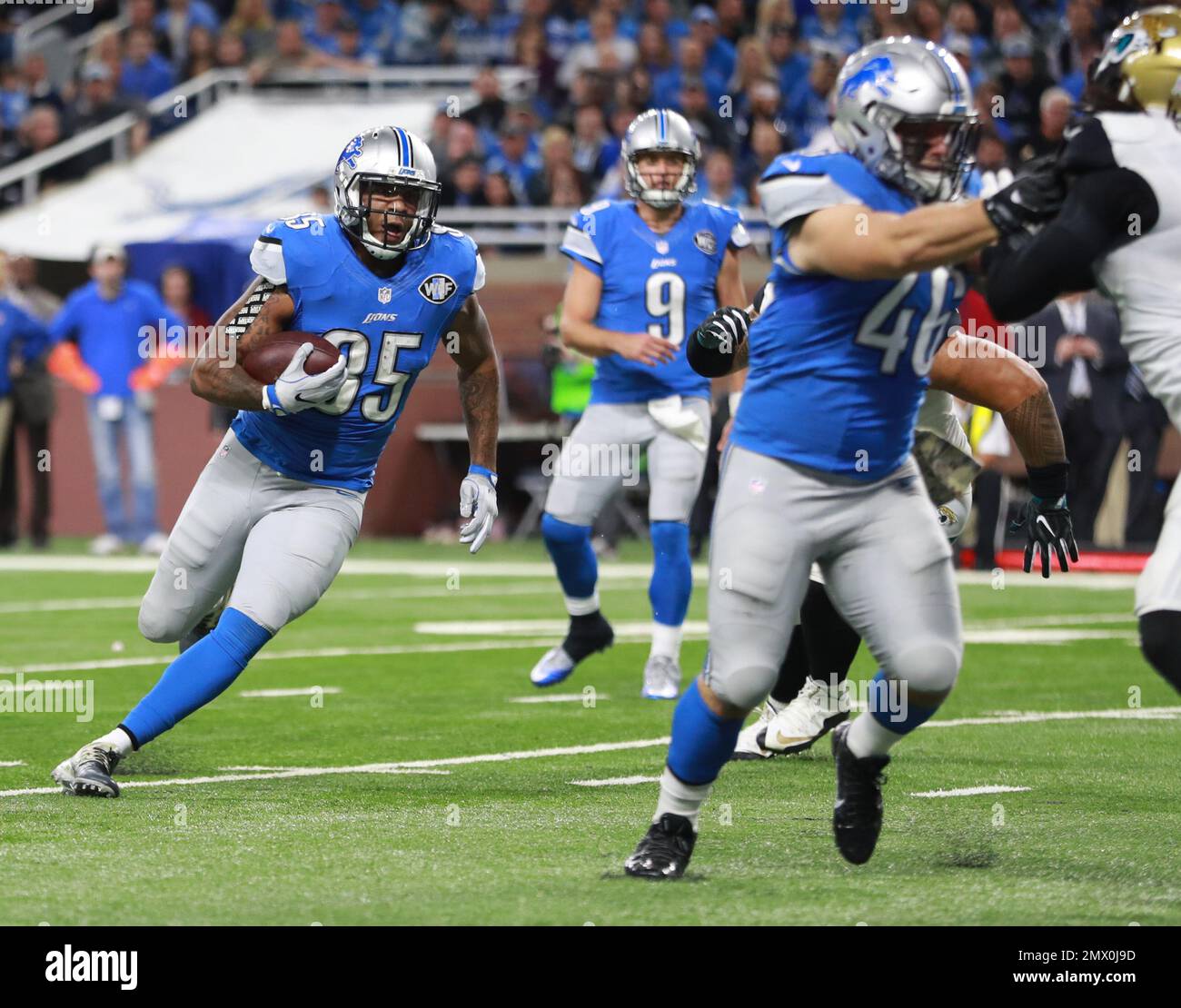 Detroit Lions tight end Eric Ebron (85) runs with the ball for a ...